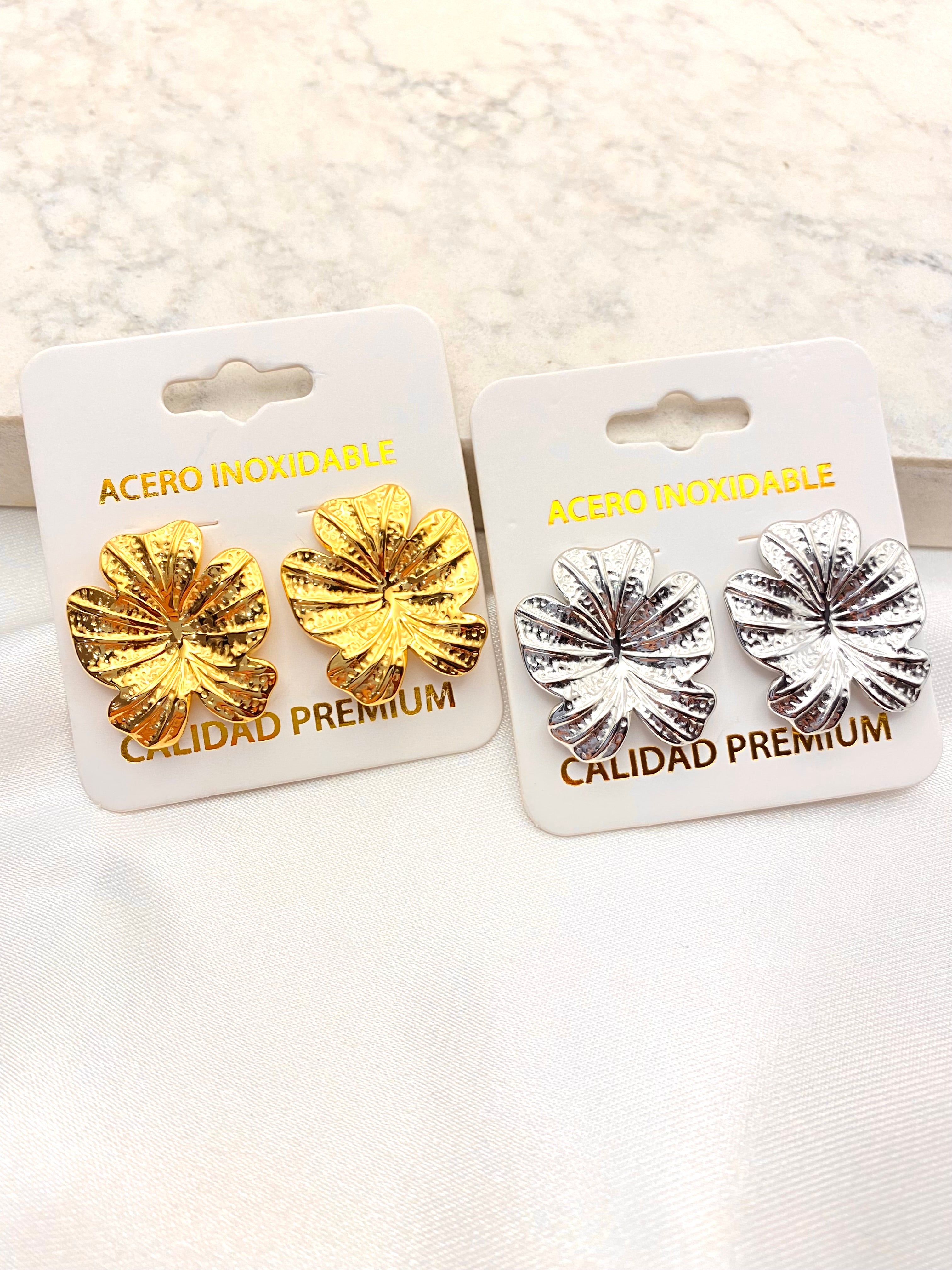 Arete Flor Texturizada Acero – LORETA ACCESORIOS MAYOREO